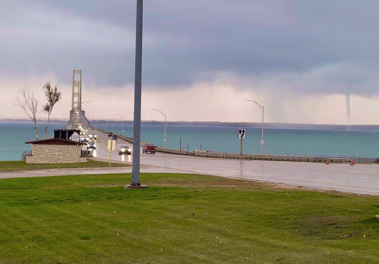 Waterspout spotted near Mackinac Bridge – EUP News